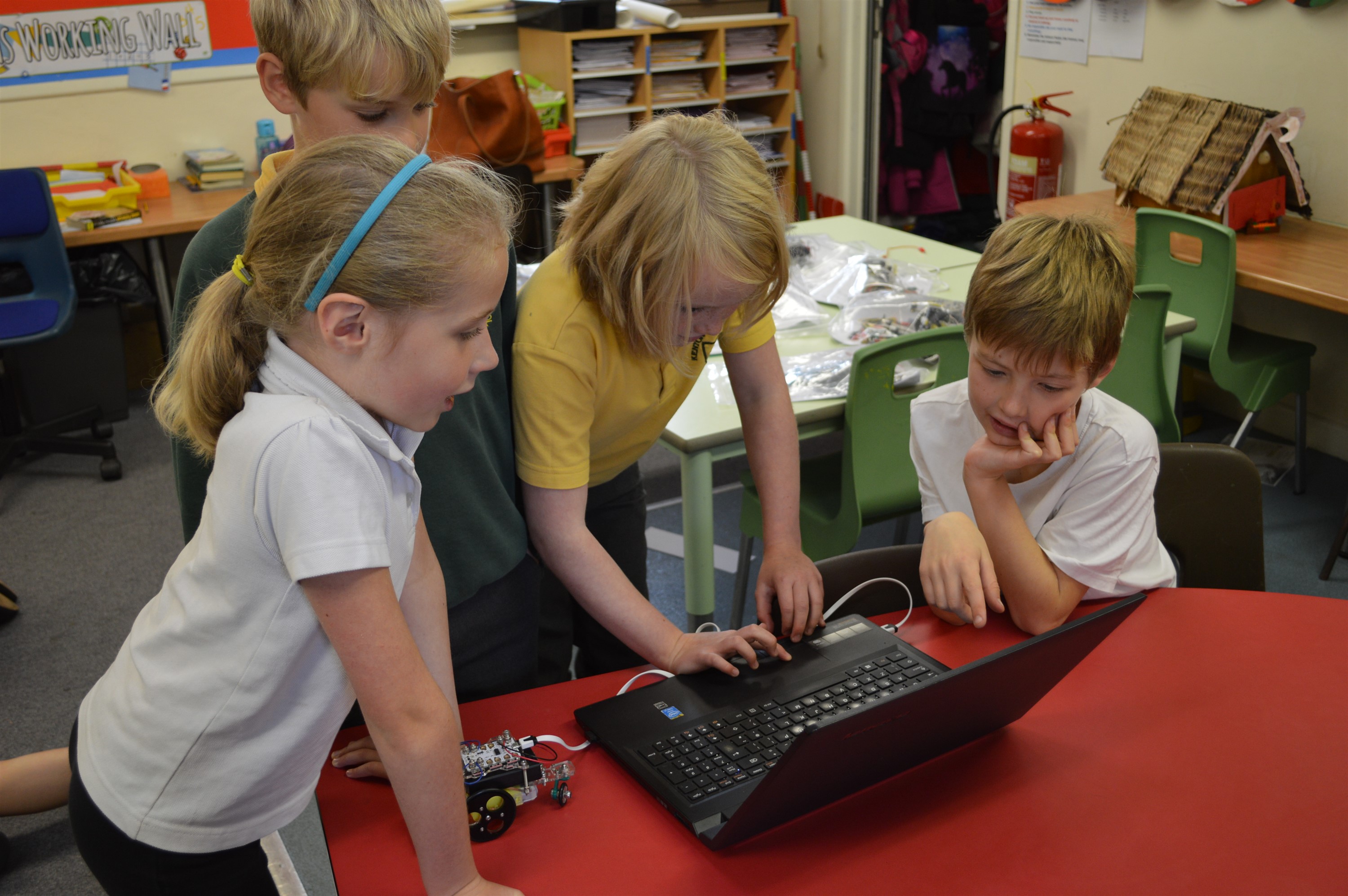 Kenton schoolchildren learn coding with Crumble - Kenton Primary School